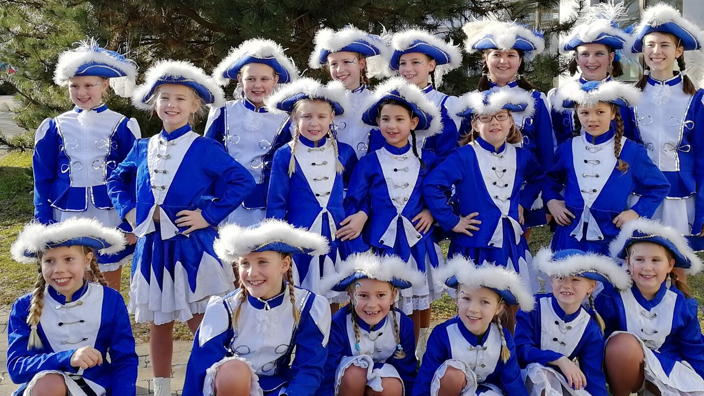 Gardekostüme für Kinder- und Jugendgarde - Viele schaffen mehr